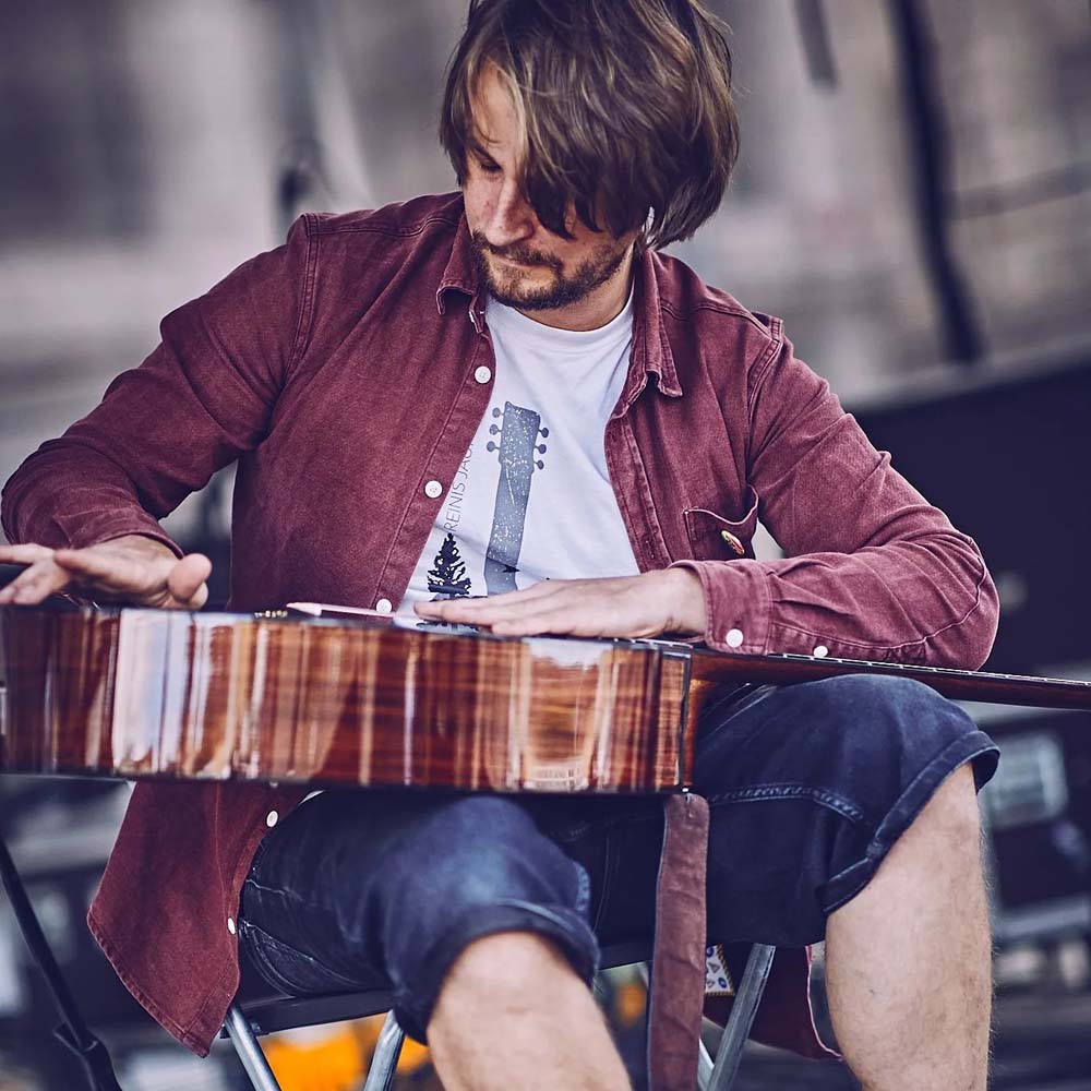 El virtuosismo a la guitarra y lleno de matices del artista letón ...
