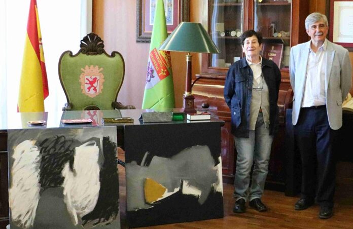 Elvira Fustero dona parte de sus obras a la ULE