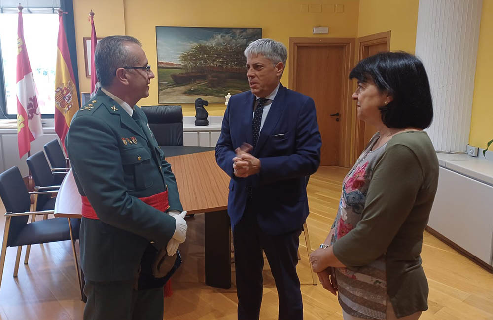 El delegado de la Junta en León recibe al nuevo general de la Guardia ...